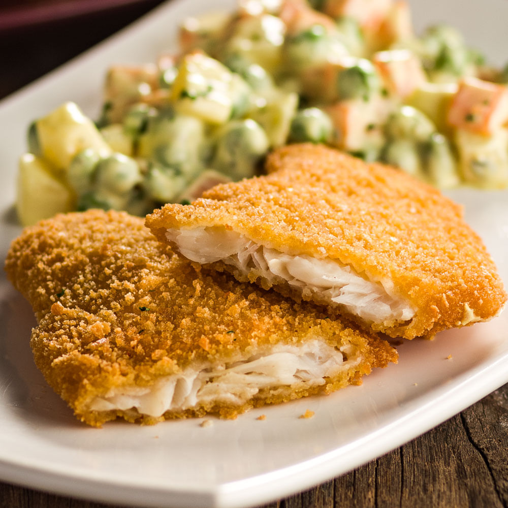 Receita de Filé de merluza empanada com salada de maionese - Receitas Swift